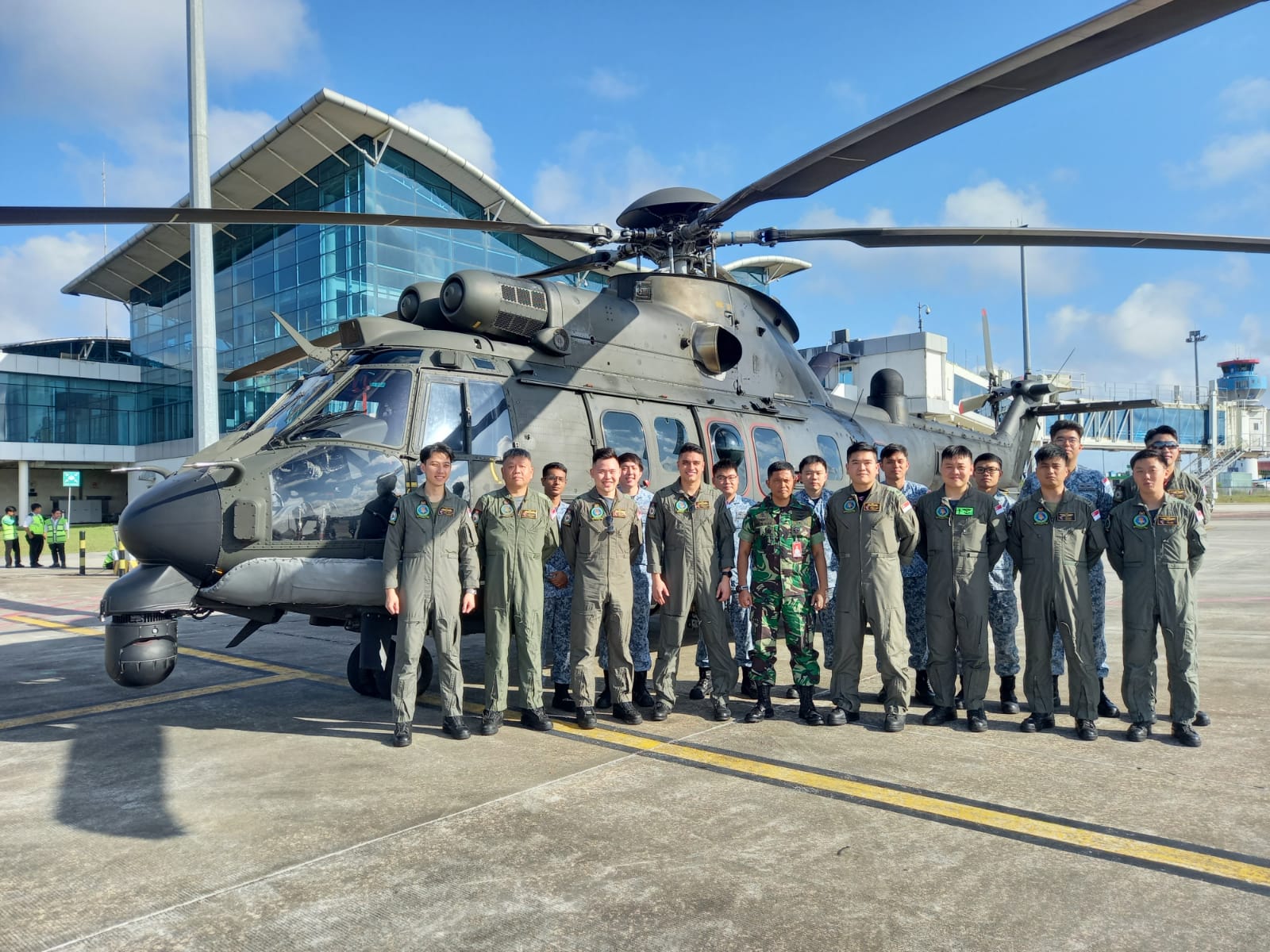 Dua Heli H225M RSAF Singapore Landing di Bandara RHF Tanjungpinang ...
